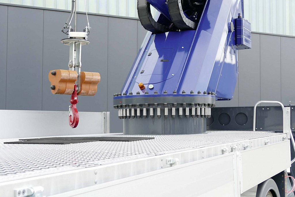 Mobilkran Böcker AK42 - Revolutionerande kran för Snabbare och Smartare ...